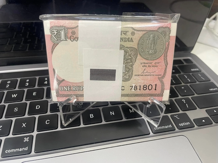 Clear Acrylic Stands for Banknotes & Banknote Bundles