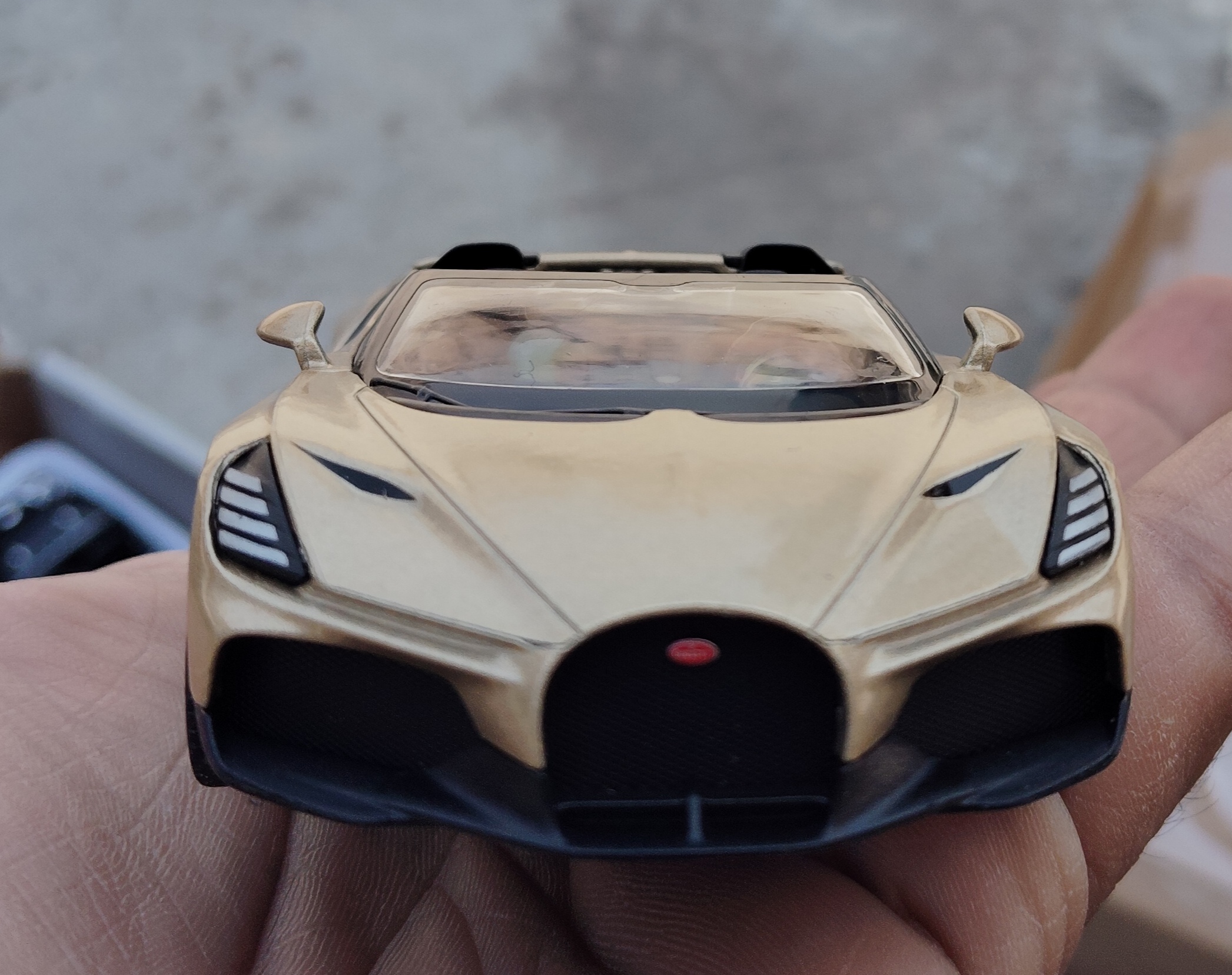 Kinsmart Bugatti Mistral Pullback Toy Car - Multicolor