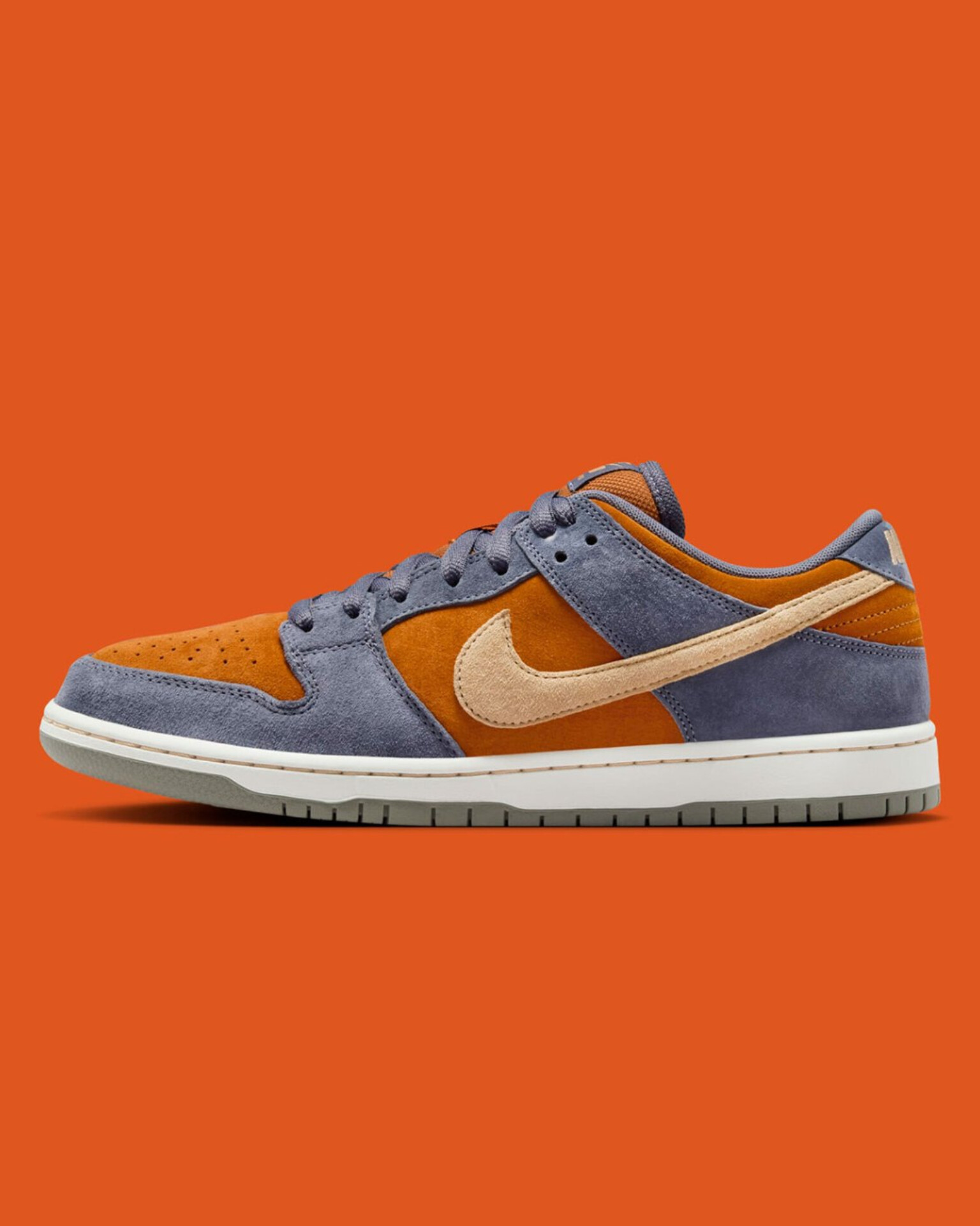 NIKE SB DUNK LOW (LIGHT CARBON) - SNEAKERSPLUG INDIA