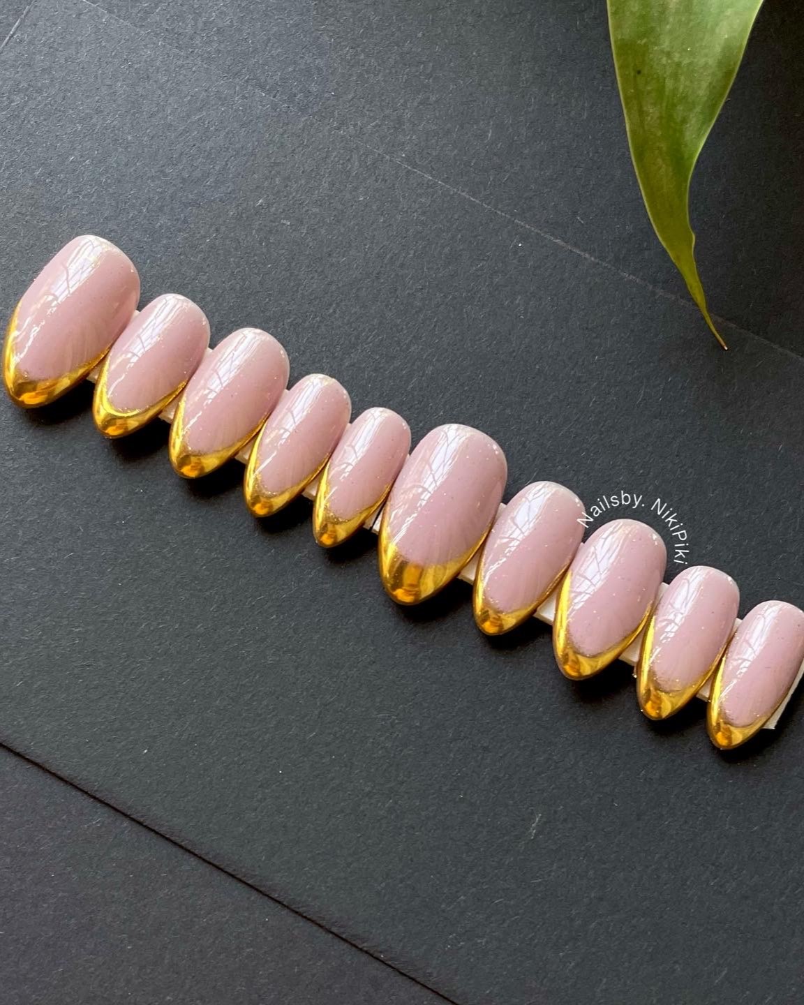 Stunning Purple and Gold Tips for a Chic Look