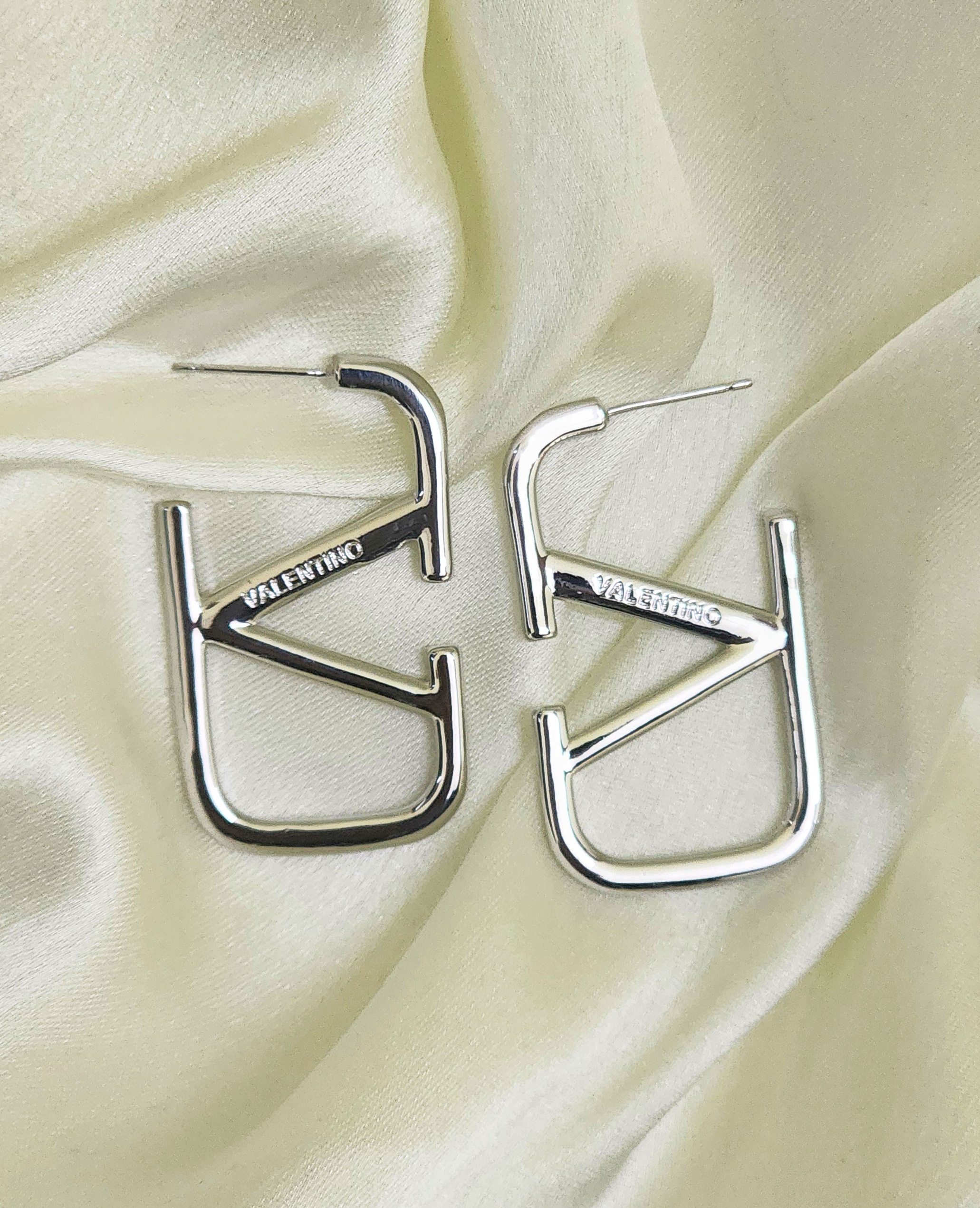 Trendy Earrings: Elegant & Stylish Jewelry for Women